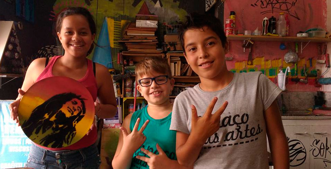 Crianças que usam o grafite e a arte de rua como voz de expressão